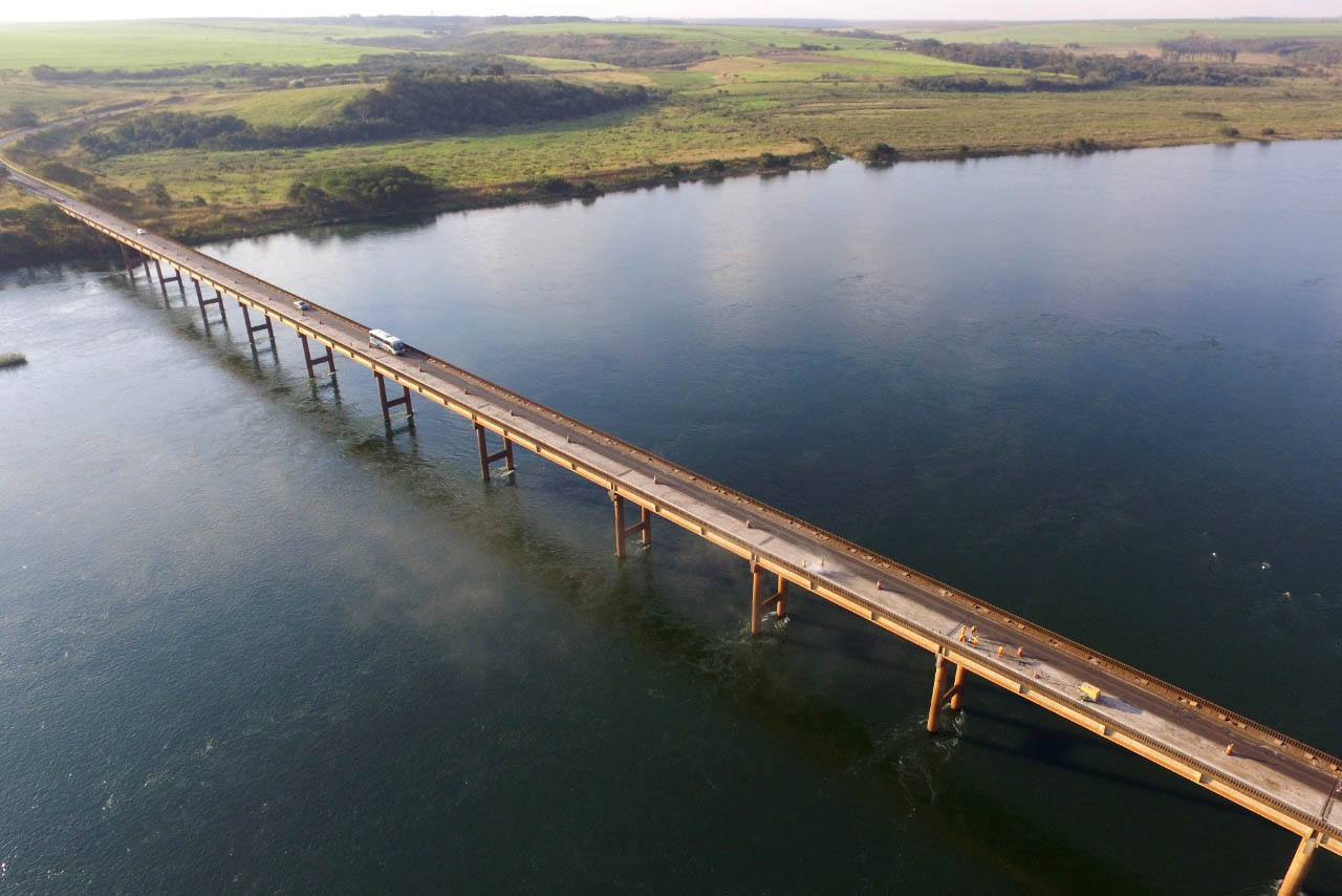 Ponte sobre o rio Paranapanema que liga Porecatu ao estado de São Paulo ...